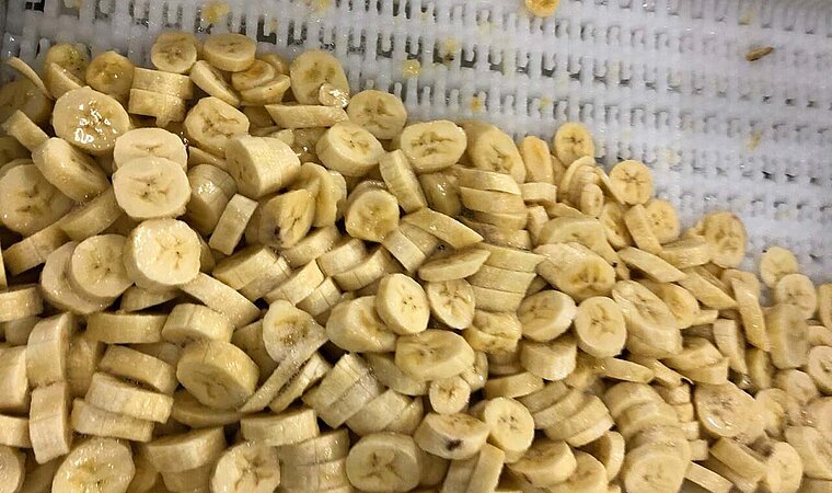 SPECIAL application in August: Cutting banana slices | KRONEN GmbH